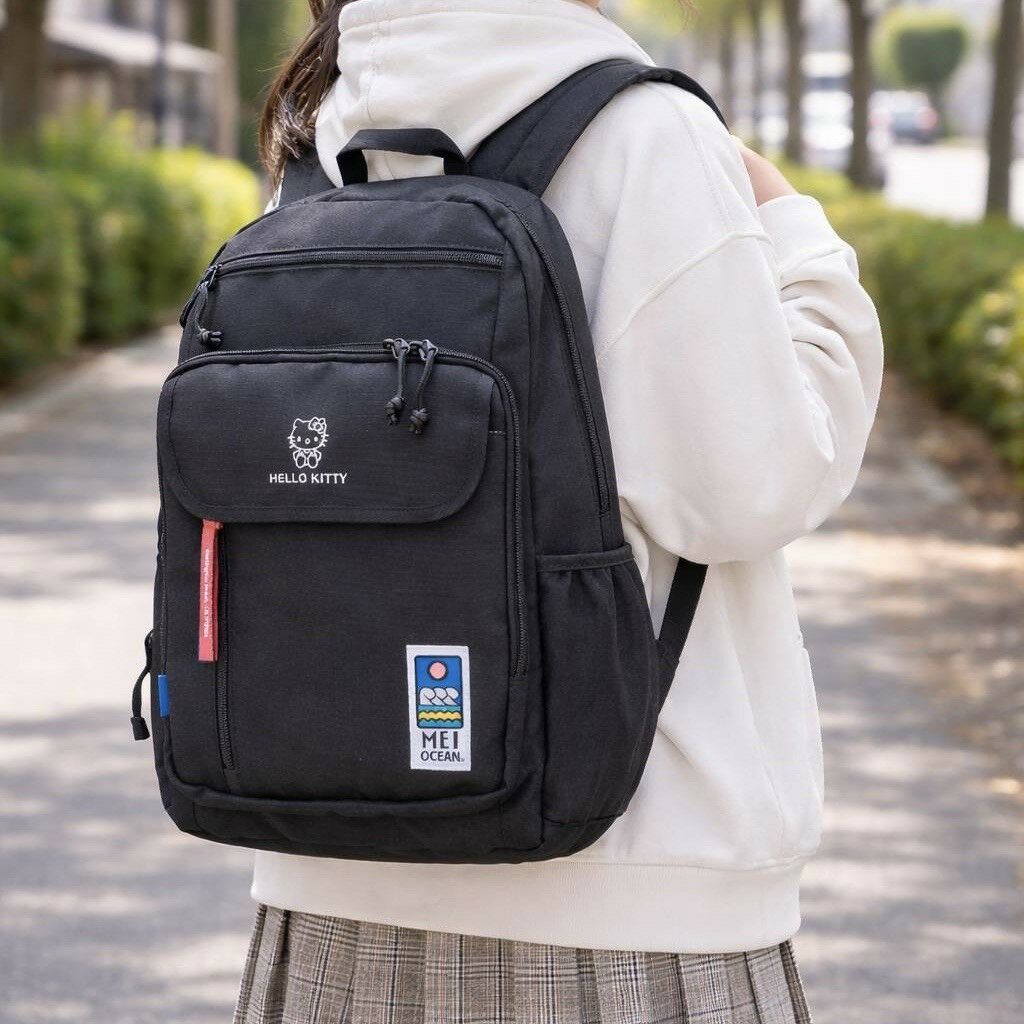 ■サイズ 約 30x45x15 cm 容量：約28L 重さ：約620g ※記載の容量・サイズ表記は、メーカー独自の算出方法による参考容量になります。計測方法により異なりますのでご注意ください。 内装にはキャラクターがプリントされています。 ...