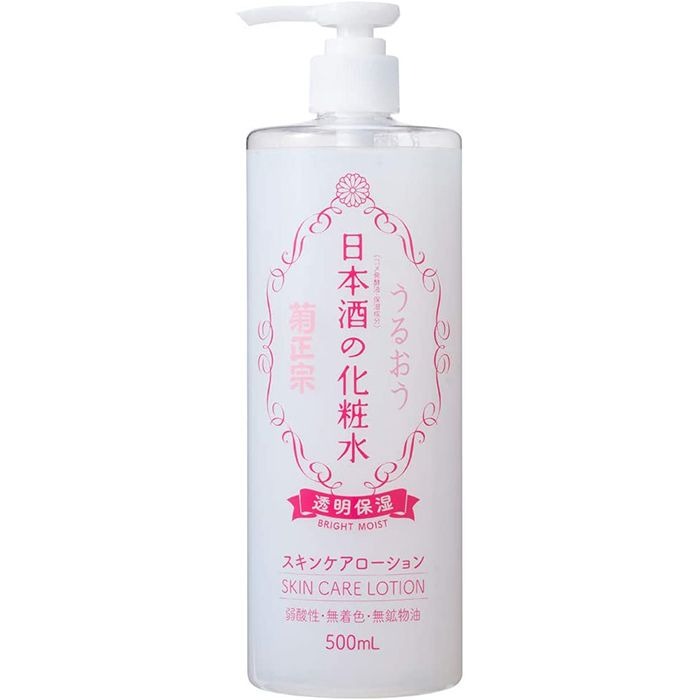 ・顔と体に使える大容量の透明保湿タイプ化粧水 ・日本酒（コメ発酵液）と3種のビタミン誘導体配合で肌にうるおいと透明感を与える ・弱酸性、無着色、無鉱物油で肌に優しい ・ふわっと香る甘い日本酒の香り ・便利なポンプ付きボトルで使いやすい 【ご...