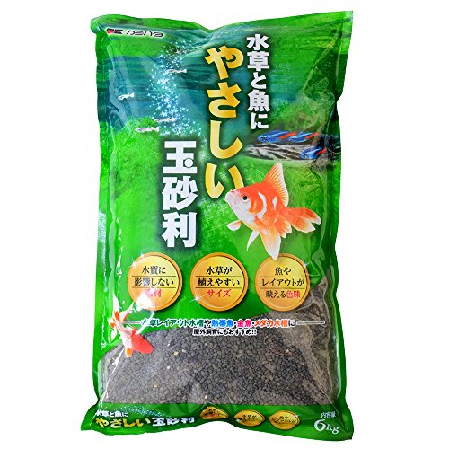 -/6kg/-・パッケージ個数:1・本体サイズ 幅X奥行X高さ :25×5×39cm・本体重量:6kg商品紹介 水質への影響が少なく、水草や魚にやさしい形状の砂利です。粒のサイズ:約1~5mm 使用方法 バケツや洗面器などで白いニゴリが無く...