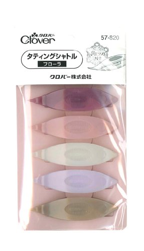 ピンク/-/57-820・パッケージ個数:1・対象性別 :男女共用・主な製造国 :日本タティングレースとは、シャトルを使って編んで結び目を作るレース編みの技法。基本の結び目とピコットの作り方、つなぎ方を覚えれば、自由に作品が作れる。角つきタイプ