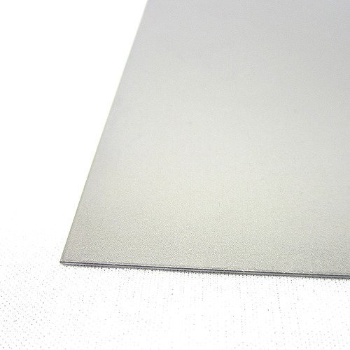 パッケージ個数:1・本体サイズ（約）：縦100×横200×厚1mm・重量（約）：156g一般的なプレス加工用鉄板特長・加工性に優れている一般的な鉄板です。・縦横寸法公差は±2ミリ程度です。焼入れはできません。サビ防止加工は施されていないため...