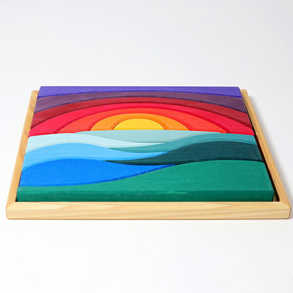 個性的な色彩をしたグリムス社の玩具。それは自然界の「虹」の色をお手本としています。グリムス社の玩具を手に取った人たちの心に様々な表情で語りかけ色彩の喜びに溢れたせかいへと誘います。■サイズ：木枠28×28cm、積み木厚さ：2cm■内容：14...