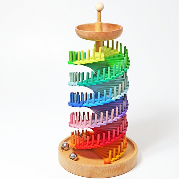 鈴玉と色板の当たる音色が心地よい玉落としです。オリジナルカラーの玉落としを楽しめます。個性的な色彩をしたグリムス社の玩具。それは自然界の「虹」の色をお手本としています。グリムス社の玩具を手に取った人たちの心に様々な表情で語りかけ色彩の喜びに...