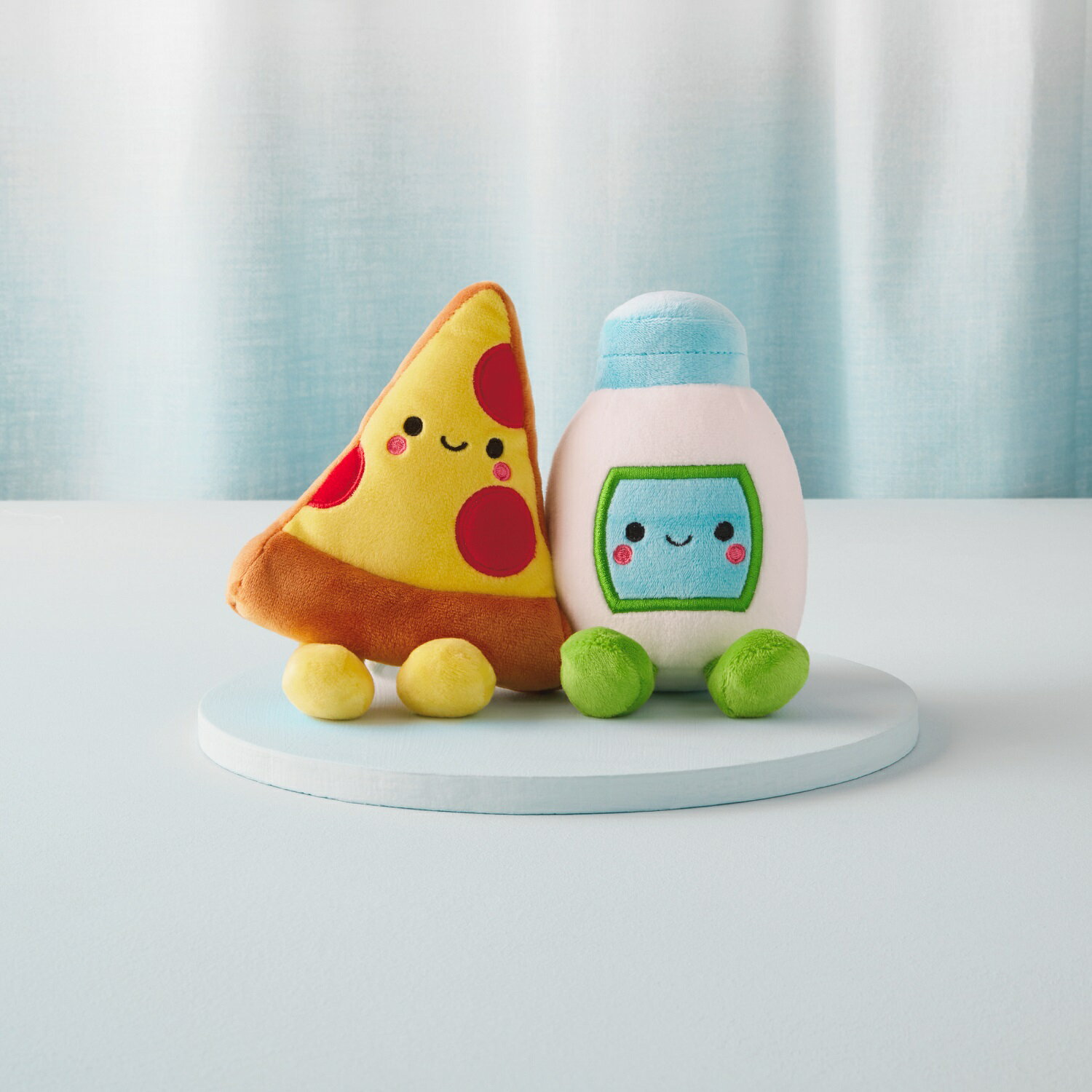 「やっぱり一緒がいいね」を伝えるキュートなぬいぐるみ。アメリカ・ホールマーク社で誕生したBetter Together（ベタートゥギャザー）は、今どき人気な相性の良い食べ物のコンビを通して、心を瞬時につかむたまらなくキュートなペアリングトイ...