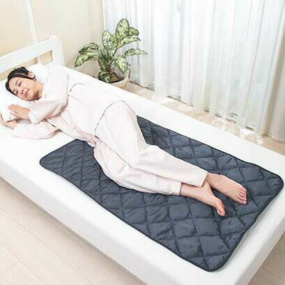 オーラ岩盤キルト極　半身浴蓄熱効果でじんわりあったか♪■商品詳細◆体にフィットしやすいダイヤ柄キルティング。◆蓄熱効果で、冷えをしっかりサポート！◆いつでも、どこでも、寝ている間でも岩盤浴気分でポッカポカ！◆ワイドサイズでお腹から足先まです...