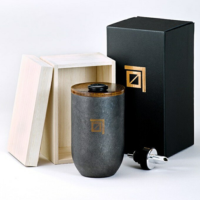 「金升 参拾六年古酒」は1986年に醸造した純米酒です。 原料米は五百万石、精米歩合は60％です 。長期貯蔵酒は貯蔵開始時点での酒の状態により熟成の仕方が大きく変わります。 この古酒は濾過・火入れをした後、貯蔵しました。 これにより着色は穏...