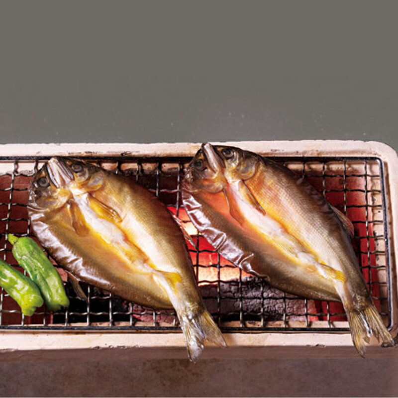 【商品説明】清流の恵みを受けた鮎を食卓へ 若鮎を塩水につけて冷風乾燥にて仕上げ、鮎の風味をギュッととじこめた一夜干しです。川魚の臭みは抑えられ、鮎本来の「風味」をお楽しみいただけます。鮎の骨が軟らかく、頭から丸ごと食べる事が出来ます。グリル...