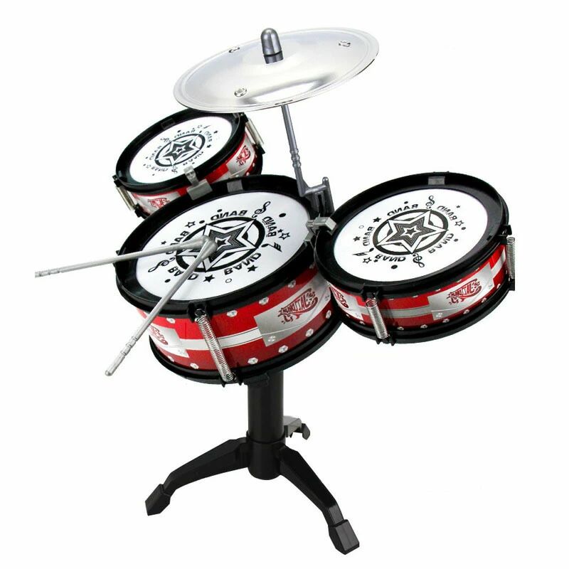 組み立て式のお子様用ドラムセットです！ ドラムとシンバル、スタンド、スティック、スツールも付いた本格派！ おうちの中で叩いても大きな音が出ない安心設計！ お子様に人気の商品です！ リズム感を養うための知育楽器として、おもちゃ、お遊戯会など様...