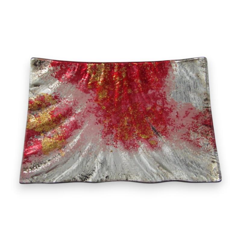 J-kitchens Nebula 皿 天皿 ガラス 長方形 小 レッド ゴールド 15cmサイズ：15cm x 11cm x 2cm素材：硝子洗練された美意識が息づくガラス皿。光を受けて表情を変える繊細な質感が、食卓に静かな華やぎを添えま...