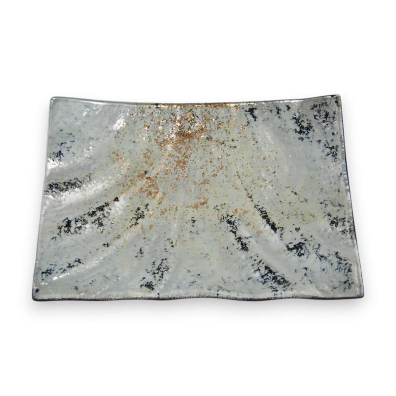 J-kitchens Nebula 皿 付出皿 ガラス 長方形 小 ホワイト ゴールド 15cmサイズ：15cm x 11cm x 2cm素材：硝子洗練された美意識が息づくガラス皿。光を受けて表情を変える繊細な質感が、食卓に静かな華やぎを添...