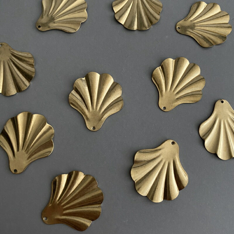 [ 2pcs ] 真鍮 デザインパーツ 33mm シェルプレート M 貝殻モチーフ ブラス チャーム メタル パーツ アンティーク調 【真鍮生地とは】 メッキ加工やクリア塗装を施さない状態となります。 使っていくうちにアンティークの様な風合...