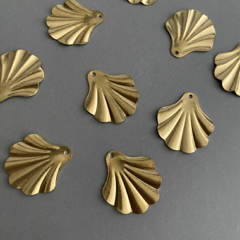 [ 2pcs ] アンティーク調 真鍮 デザインパーツ シェル S 扇 波型 ブラス チャーム メタル パーツ 【真鍮生地とは】 メッキ加工やクリア塗装を施さない状態となります。 使っていくうちにアンティークの様な風合いをお楽しみ頂けます。...