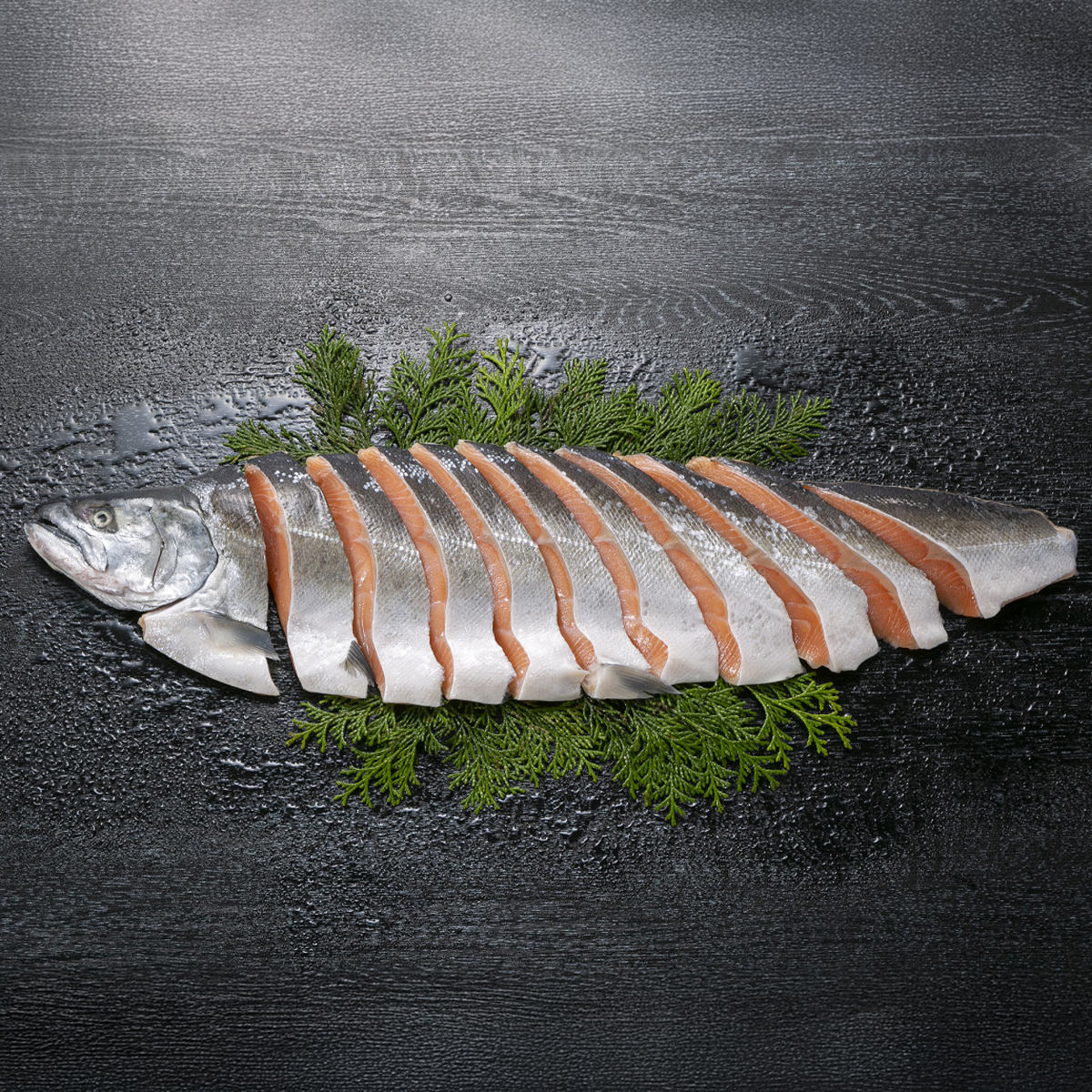 北海道浦河町（うらかわちょう）の三協水産（さんきょうすいさん）がお届けする「北海道日高沖 船上活〆桜鱒 半身 切身」です。北海道日高沖で船上にて活〆された桜鱒（サクラマス）をを甘塩に仕立て、保存しやすい4分割の真空パックにいたしました。サケ...