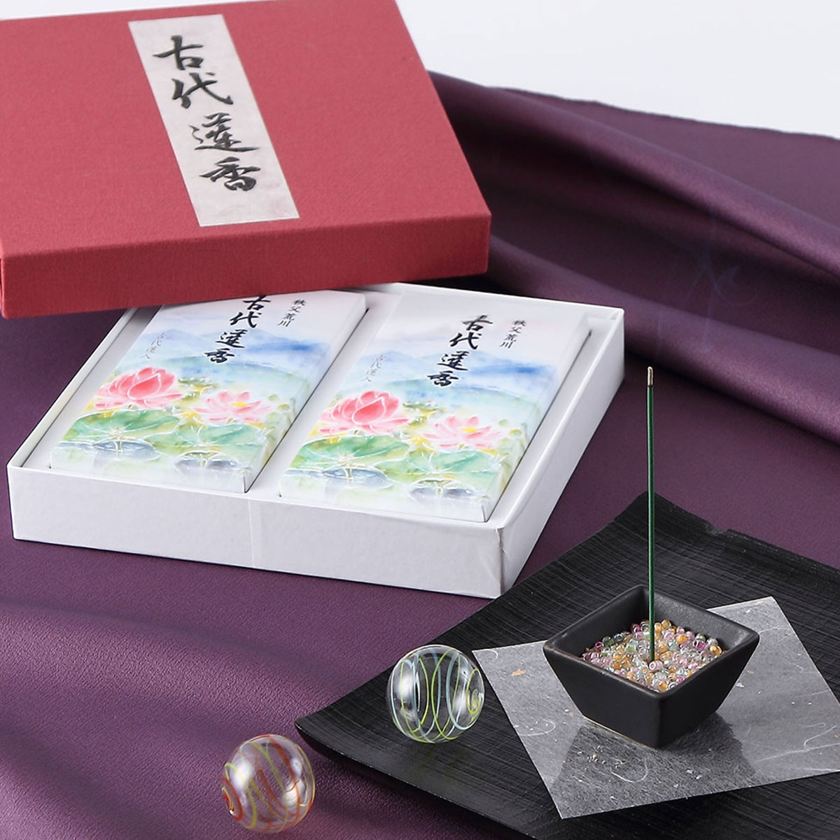 【秩父の蓮を使用した珍しいお線香の化粧箱入りセット】 埼玉県秩父市で衣料・雑貨店「もっちゃん」が荒川商工会と共同で開発した、ハスの花や葉を練り込んだ「古代蓮香（はすこう）」。巡礼の地秩父で育った蓮を原材料として作られた大変珍しいお線香です。...
