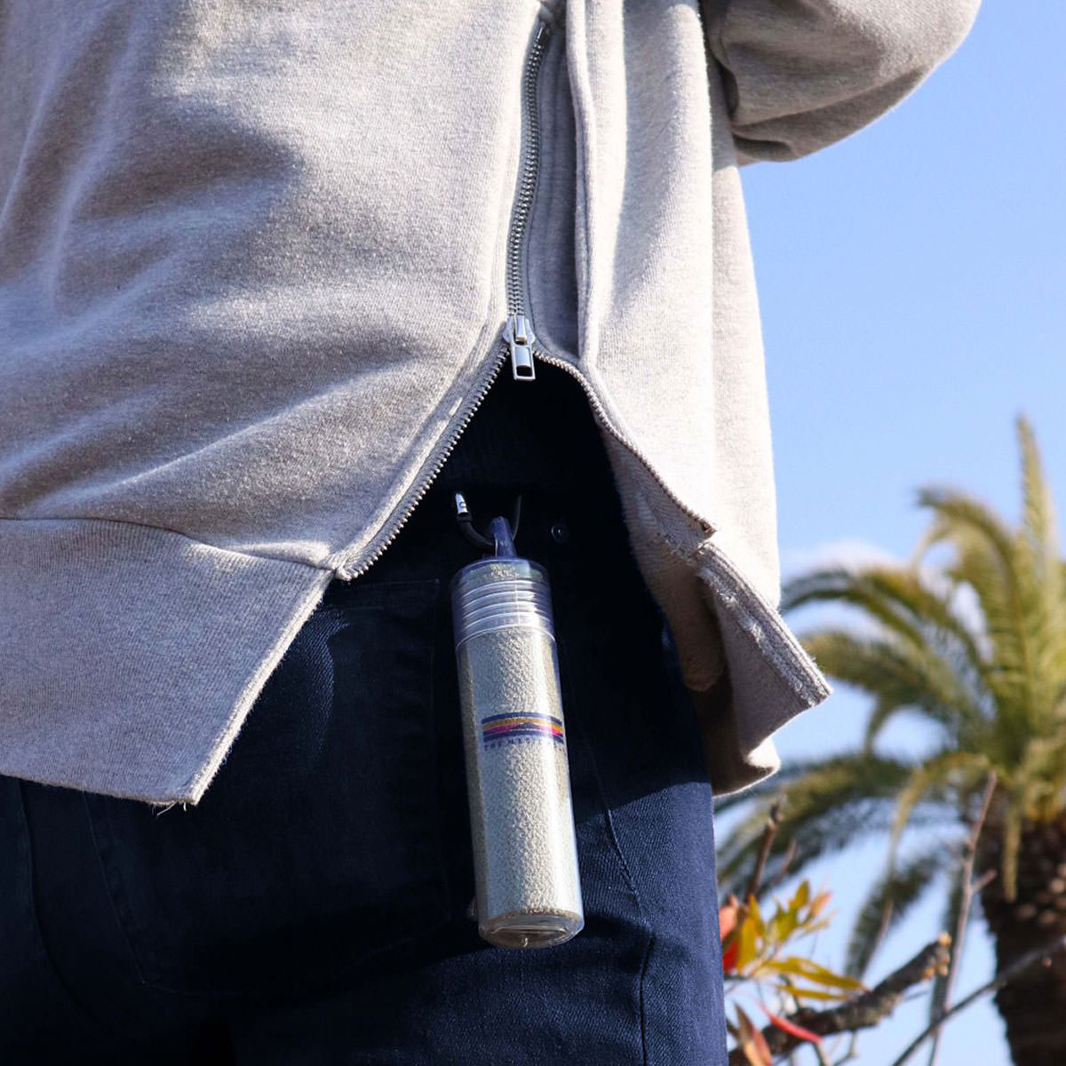 「プラチナウェットタオル」は、放置臭や生乾き臭など、イヤな臭いをおさえる特殊加工（プラチナ加工）を施した、持ち歩けるおしぼりタオルです。水で濡らしてお好みの状態に絞り、専用ケースに入れて持ち歩けます。また、濡らさずにそのままハンカチとしても...