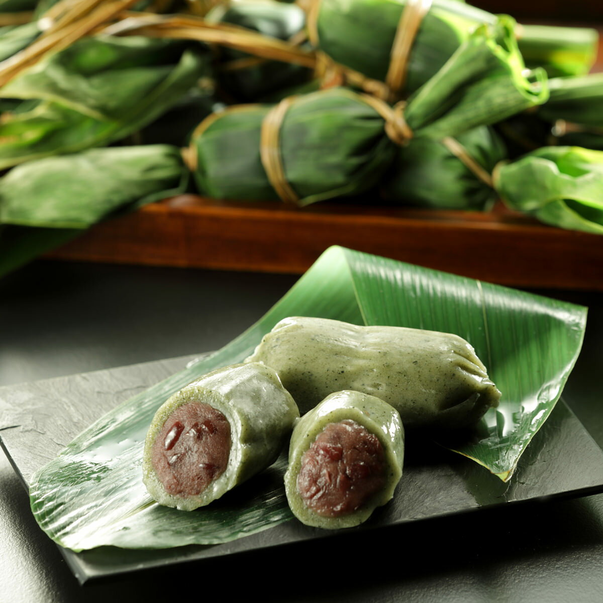 一つ一つ丁寧に香り高い笹で包んで仕上げた「セイヒョー 新潟銘菓 笹だんご つぶあん」です。笹だんごは、新潟で昔から端午の節句（旧暦）に各家庭で作られて食べられていた、伝統の和菓子です。もち米とうるち米を粉にしてヨモギを練り込んでついた餅生地...