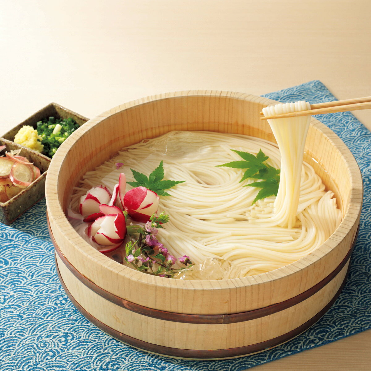 カネスエ製麺所がお届けする「伊勢の白糸 手延べ 半生 ひやむぎ ギフト」です。三重県で江戸時代から受け継がれる伝統的な手延べ製法に独自の研究を加え、完全乾燥する前の状態を保持した「手延べ半生めん」の開発に成功しました。保存剤を使用せず、独自...