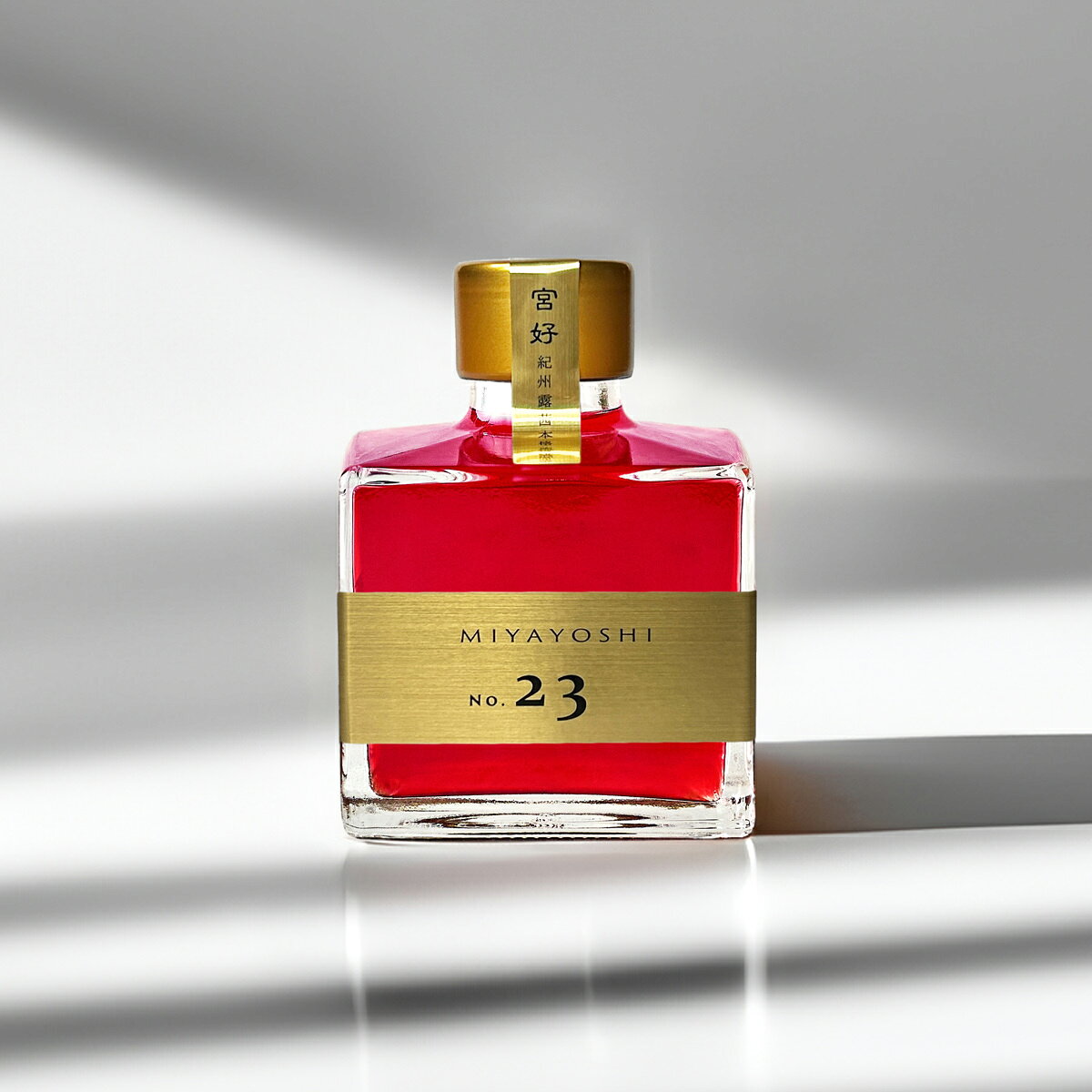 和歌山県有田産の希少な梅の品種”露茜（つゆあかね）”を使用した「MIYAYOSHI No.23 本格梅酒 スモール ギフト」です。蜂蜜を100％使用したジンベース梅酒。露茜とレモンの爽やかさ、ジンのほろ苦さ、蜂蜜のまろやかな甘さが絶妙に調和...