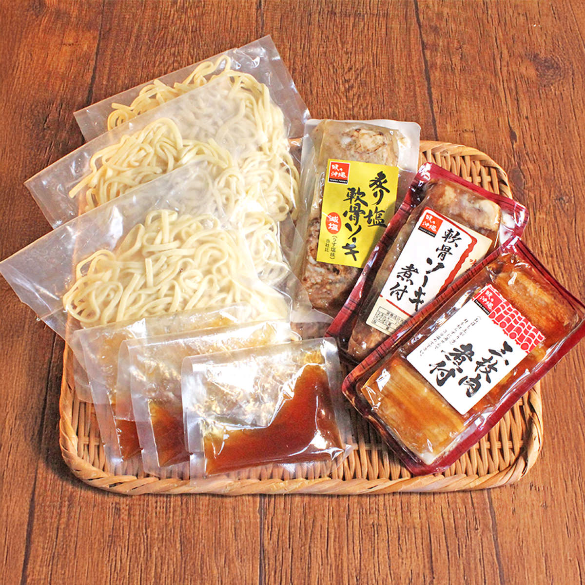 沖縄県の津田食品がお届けする「肉を味わう 沖縄そば 食べ比べ ギフトセット」です。沖縄の伝統料理として親しまれている「沖縄そば」を、ご自宅で手軽にお楽しみいただけるセットです。昔ながらの沖縄の味わいを、じっくりと煮込んだ3種類のお肉とともに...