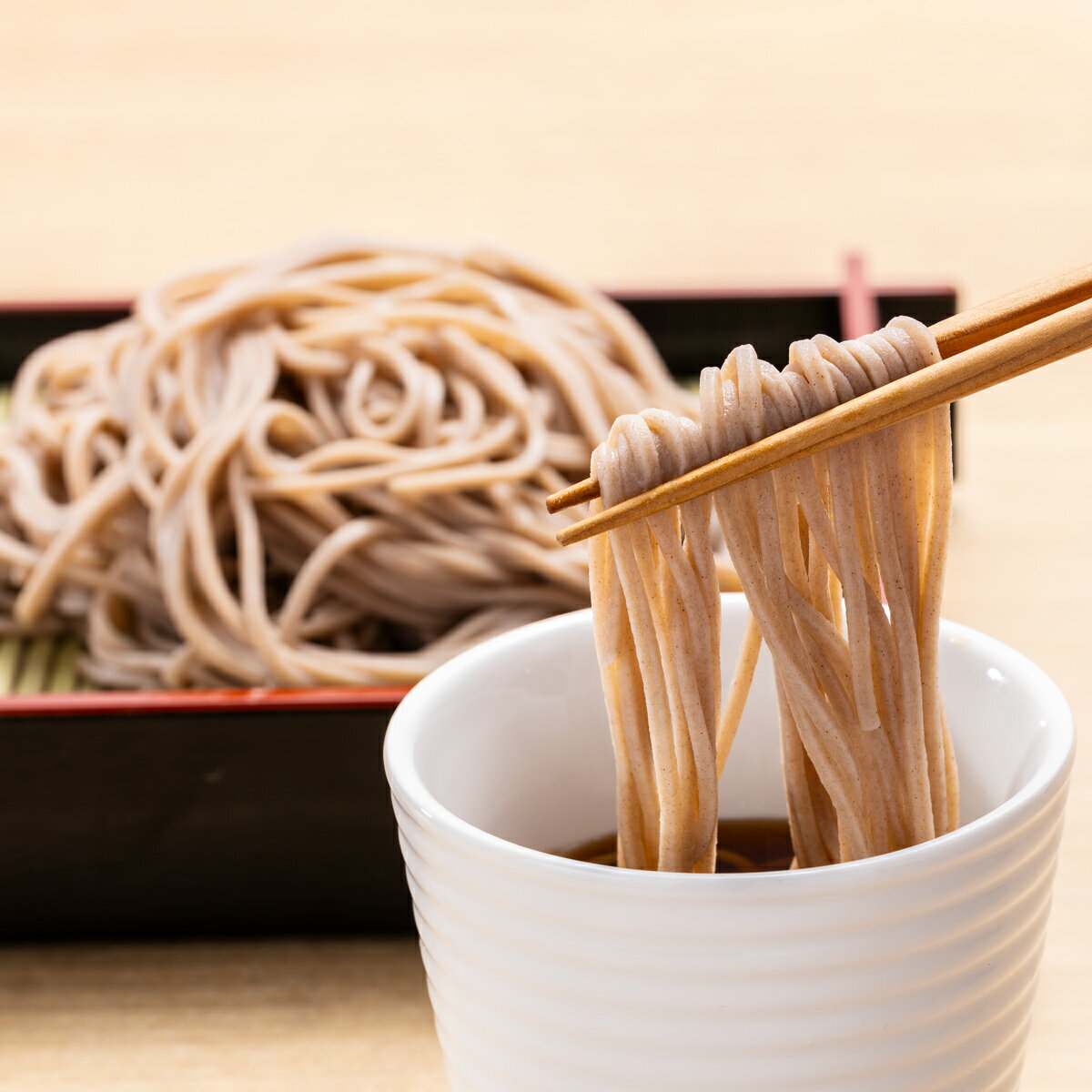 原料に”高嶺（たかね）ルビー”の蕎麦粉を使用した「 信州赤蕎麦 ギフト」です。高嶺ルビーはピンクから赤色の花を咲かせる珍しいソバの品種。高嶺ルビーのルーツは、標高3,800mのヒマラヤの麓に咲いていた、名もなき『赤いソバ』です。その原種をも...
