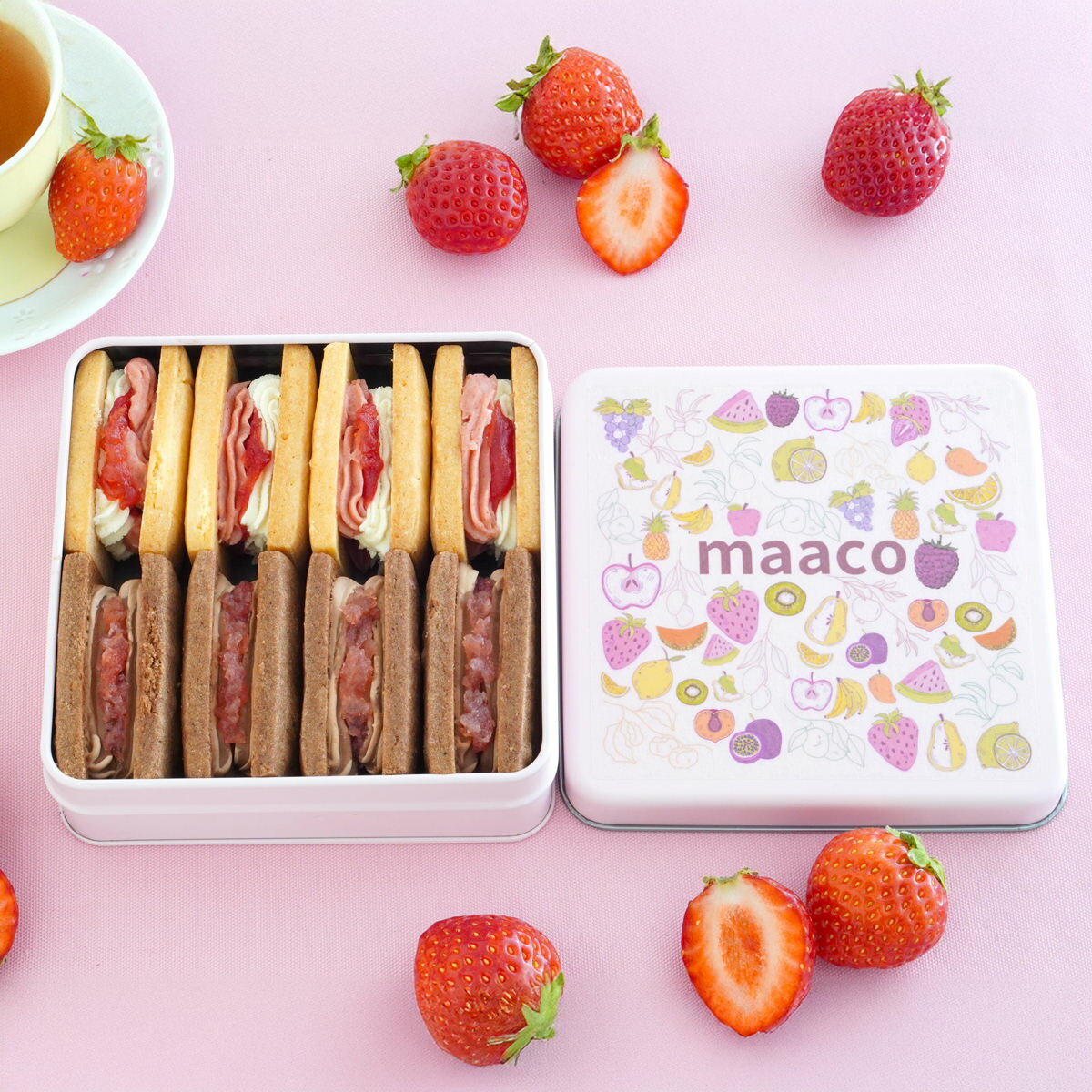 「maaco あまおう苺 クッキーサンド缶」は、本場のあまおうの美味しさをしっかり残した自家製コンフィチュールを、2種のフレーバーのクリームでそれぞれサンドした可愛らしいクッキーサンドの詰め合わせです。＜ホワイトチーズクッキーサンド＞北海道...