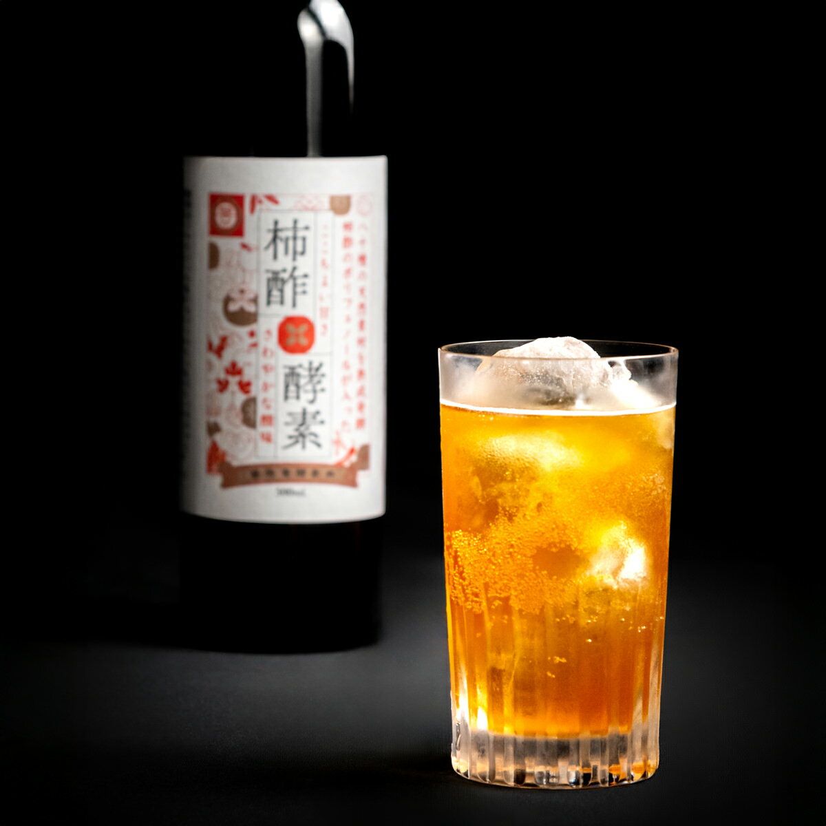 「丸景 柿酢×酵素 原液 希釈タイプ ギフト」は、植物発酵液に柿酢をブレンドした発酵ドリンクです。柿酢というと、お酢特有の強い酸味を想像されがちですが、本品は酸味が立ちすぎないよう味のバランスを整え、やさしくすっきりとした後味に仕上げていま...