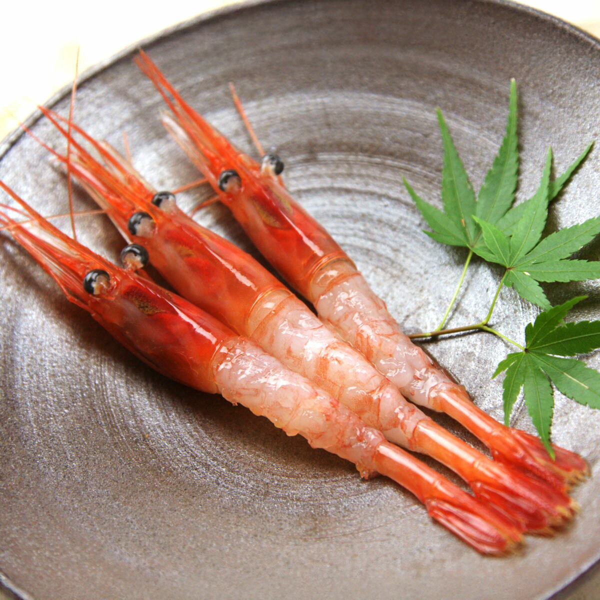 新潟県佐渡市の”佐渡 ダイチク”がお届けする「佐渡産 南蛮エビ」です。佐渡島沖で獲れた南蛮エビを水揚げと同時に、活状態のまま急速冷凍処理をした商品です。水揚げから冷凍処理までを短時間で行うことにより、鮮度がよい状態をキープすることが可能。エ...