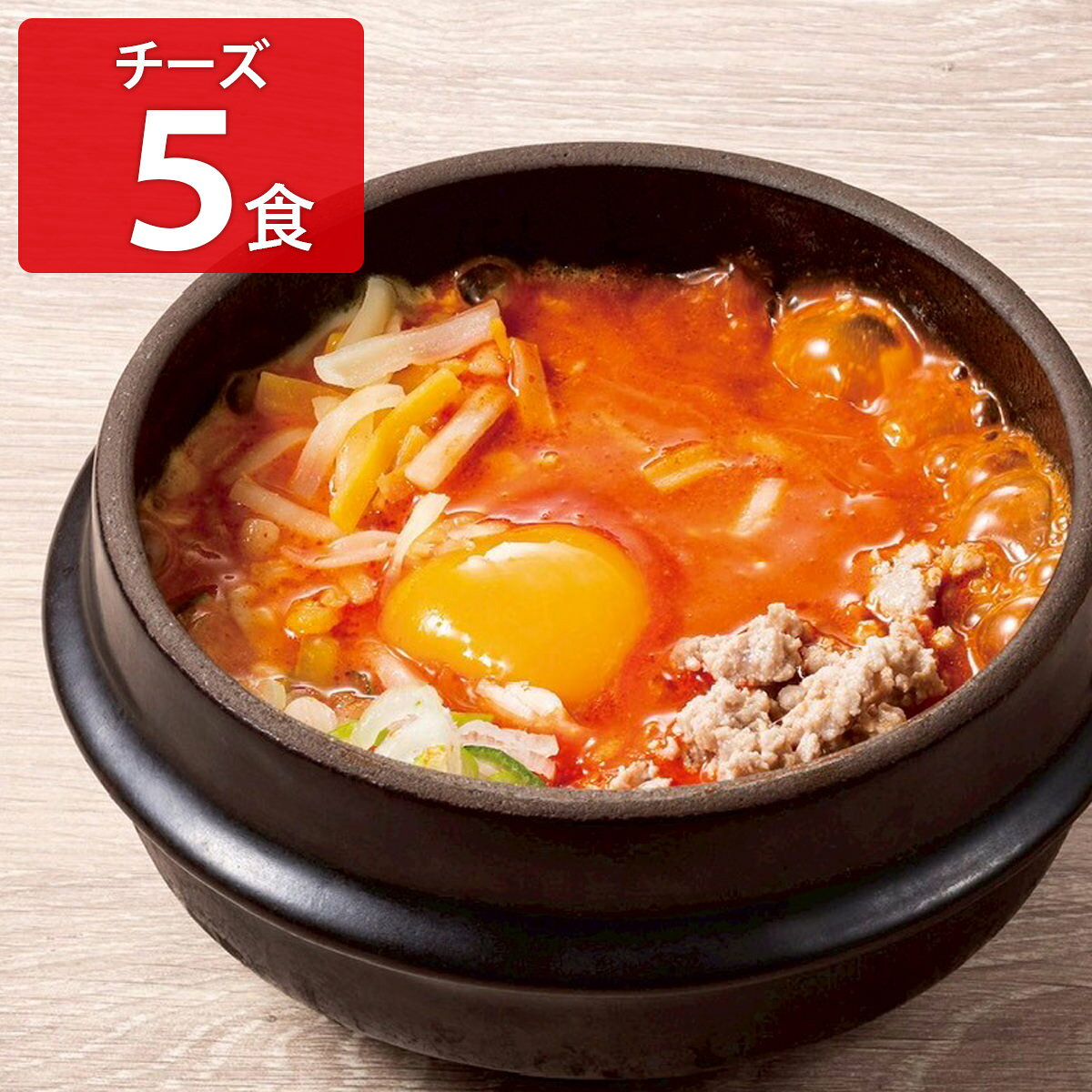 スンドゥブチゲ専門店”東京純豆腐”の「チーズスンドゥブ」です。東京純豆腐で大人気のオリジナルブレンドのチーズがスープをまろやかにし、独特のコクを楽しめます。トロトロになったチーズとスンドゥブスープの相性ぴったりで、一度食べるとやみつきになり...