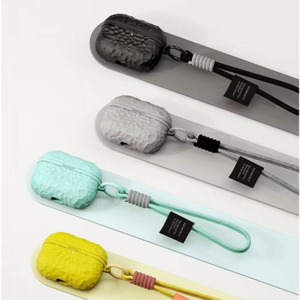 材質 シリコン 産地 中国 ご対応機種 Airpots3対応。 色・柄 全4色から選べます 入り数 1 【対応機種】：AirPods Pro 3 用 ケース（第3世代、2025年秋発売モデル専用）。シリコン製ストラップが付属します。取り付け...