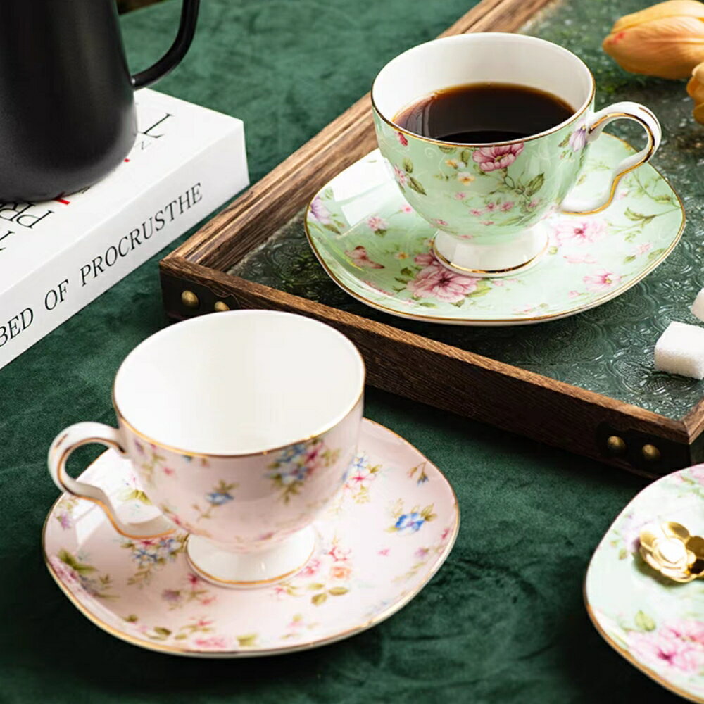 材質 最高級磁器 産地 中国(企画：日本) サイズ コーヒーカップ：口径87mm柄付き幅112mm；高さ75mmソーサー：幅:148mm;高さ：15mm 容量 コーヒーカップ：200ml 重量 コーヒーカップ：130gソーサー：130g 色...