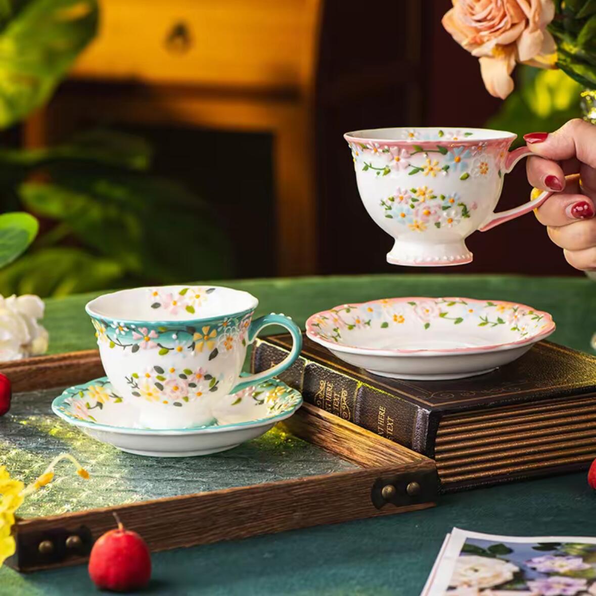 材質 最高級磁器 産地 中国(企画：日本) サイズ カップ：口径98mm：柄付き幅121mm：高さ73mmソーサー：直径144mm；高さ24mm 容量 250ml 色・柄 マルチカラー 仕様 電子レンジ、食器洗浄機、オーブン使用可 　　 *...