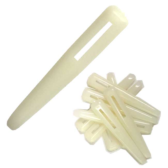 小物用袋とめ具　10個入り 幅：7mm 長さ：40mm 紐通し穴の幅：約1mm　 紐通しの穴の幅が細いのでご利用になる紐の太さにご注意ください。 写真は太さ2mmの人八紐を使用しております。