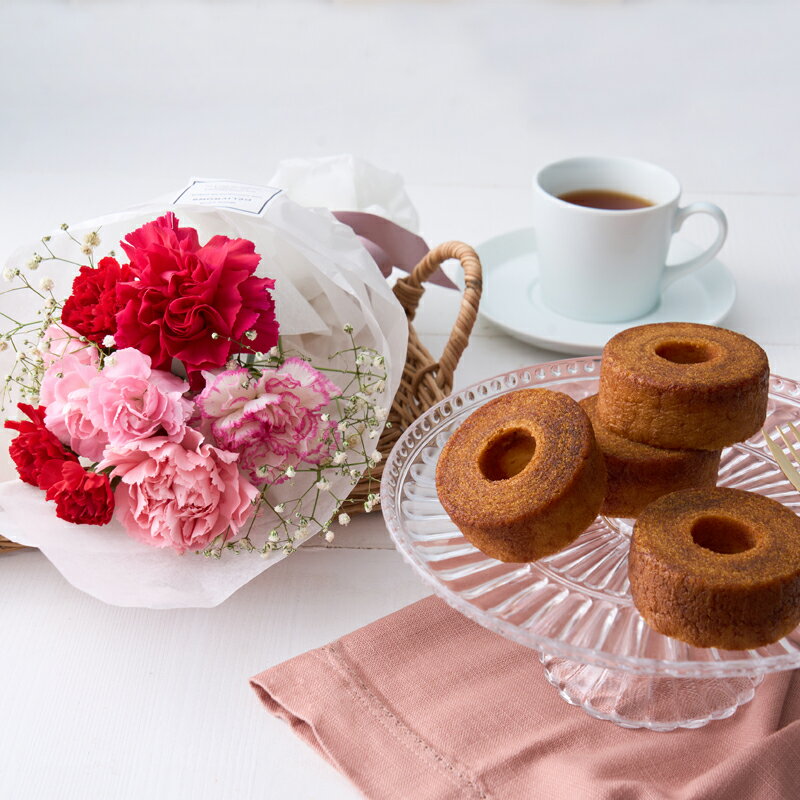 カーネーションブーケ＆焦がしキャラメルがしみ込んだバーム　4個しっとりバームクーヘンにカラメルソースをまとわせ、砂糖をかけてさらに焼き上げました。焦がしキャラメルがしみ込む、ひと手間かけたバームクーヘンです。可愛らしいカーネーションのブーケ...