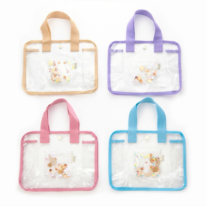 商品番号 1315804 本体素材 PVC 100％ 素材(テープ) ポリエステル 100％ カラー ベージュ(BE)/ラベンダー(LV)/ピンク(PK)/ターコイズブルー(TB) サイズ F(高さ25cm、巾33cm、マチ巾13.5cm)...