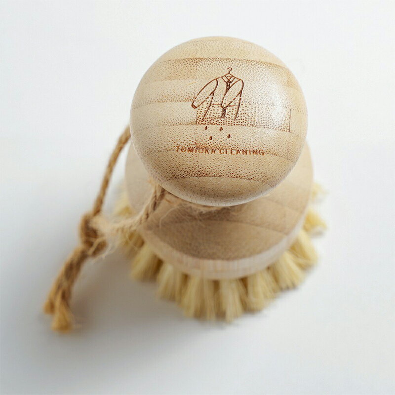 クリーニング店が考えた洗濯ササラブラシ 衣類の部分洗いに欠かせない「ブラシ」。 クリーニング工場の染み抜き作業に使われる「ササラ」を ご家庭用に使いやすい染み抜きブラシにしました。 素材：竹・サイザル麻 製造元：中国 サイズ：Φ4.8×H9...