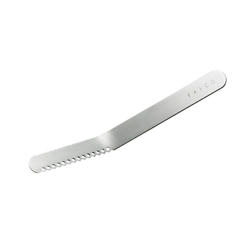 ＜ヨシカワ EAトCO ヌル バターナイフ Nulu butter knife 日本製 イイトコ AS0035＞ 斜めの小さな穴が固いバターを糸状に削り、そのまま塗れます。 ギザ刃部分はコゲ落としとして使用できます。 取手と刃部は溶接ではな...