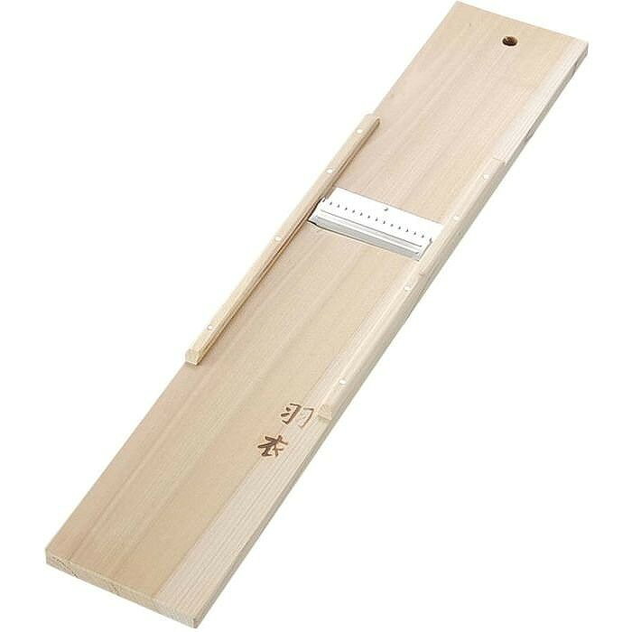 ●仕様 外寸(mm)：600×110×H13 材質：木 生産国：日本 厳選された朴の木を使用し熟練した手作業により、一つひとつ丁寧に仕上げております。 刃部は硬い根野菜を楽にカットする為に刃厚0.015mmの材料を使用し、よりスムーズな切れ...