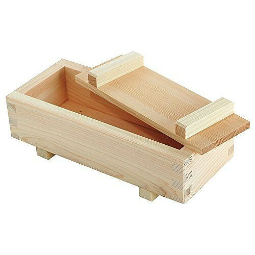 ●仕様 サイズ:約24×10.5×H7cm　　　　　　　 容量:約1.2合 材質:ひのき・スプルース 生産国:日本 型に順序良く材料を入れるだけで、見栄えもキレイな押し寿司が出来ます。 ひな祭りやパーティーに。 ※商品の改訂等により、パッケ...