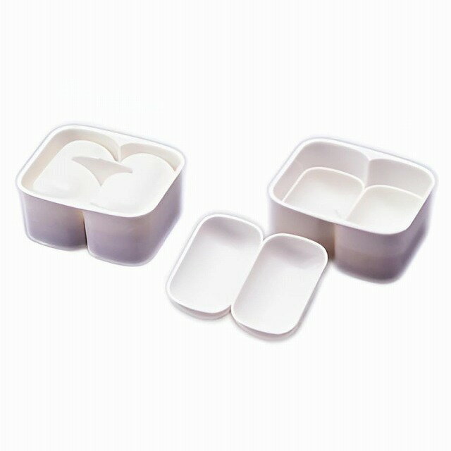 おにぎりがとりやすいフッ素入りエンボス加工が施されています。 一度に2個の俵型おにぎりができます。 サイズ/約幅6.8×奥行8.5×高さ4.7cm 重量/約30.6g 内容量/1個 材質/ポリプロピレン 生産国/日本製 ※商品の改定等により...