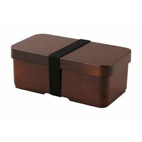 曲げわっぱ風弁当箱。木製品と違い、樹脂でできているため電子レンジでの温め直しが可能。 ※中蓋は電子レンジ・食洗機非対応となります。 原産国 日本 寸法 155×85×61mm（容量：520ml） 材質 本体・上蓋：PET・ABS樹脂(山中塗...