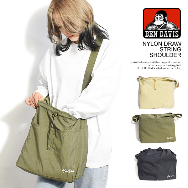 　商品説明 BEN DAVIS(ベンデイビス) 間口をドローコードで絞って閉じるスタイルの ショルダーバックです。 軽量なナイロン生地を使用し、 使用時の負担を軽減してくれます。 筆記体のブランドロゴが刺繍で施されたのみの シンプルなデザイ...