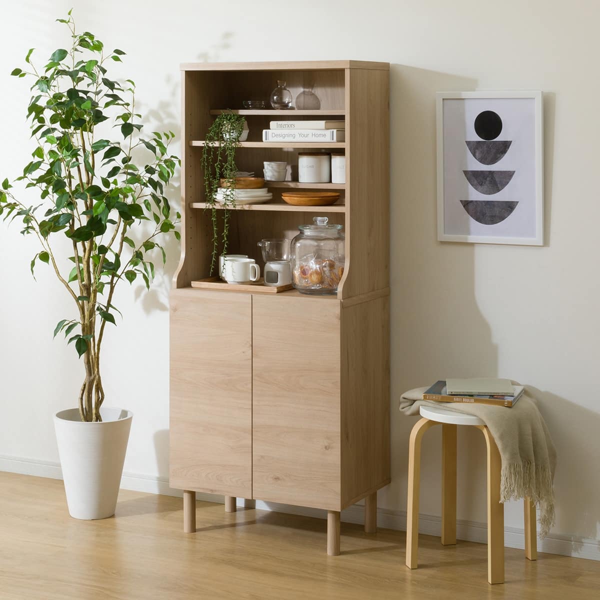 ナチュラルでお部屋になじみやすいデザインのハイタイプキャビネット。シリーズで揃えると統一感が生まれ、洗練されたインテリアが実現。上段はオープンスタイル、下段は扉タイプ、オープンスペースが広いので見せる収納が実現します。コンパクトですが、収納...