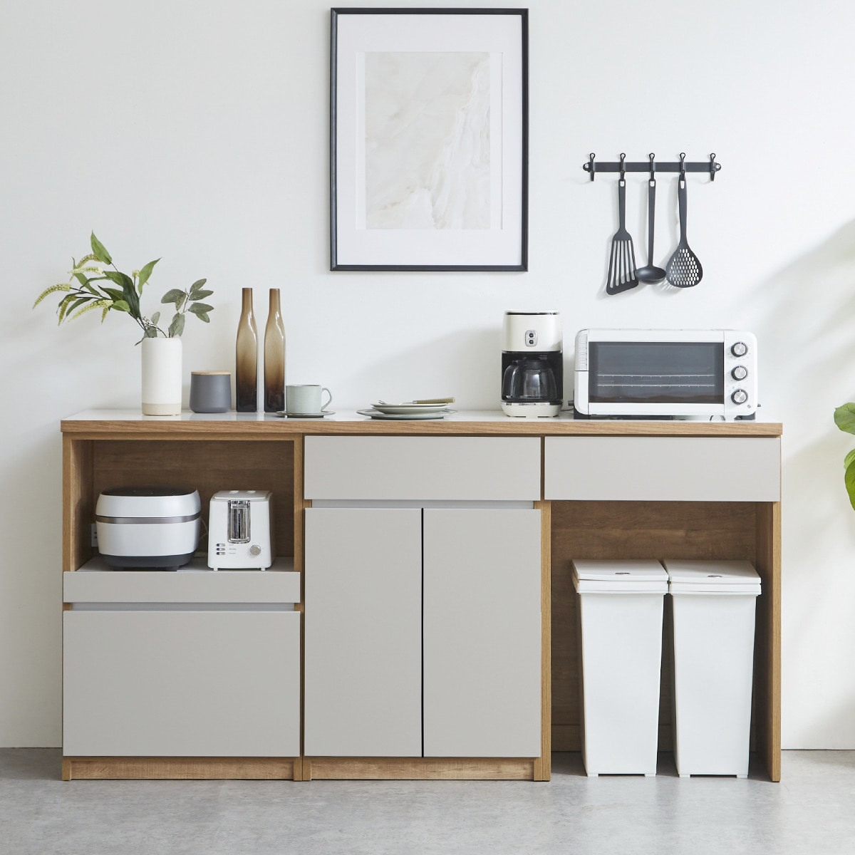 ●天板までの高さが93cmで使いやすい高さになっています。●天板には、水や汚れに強いポリ板を使用してます。●下台の配置を自由に変更できる商品です。●引き出しの内部はラッピング仕上げでお手入れしやすいです。●引き出しのレールは奥まで引き出せる...