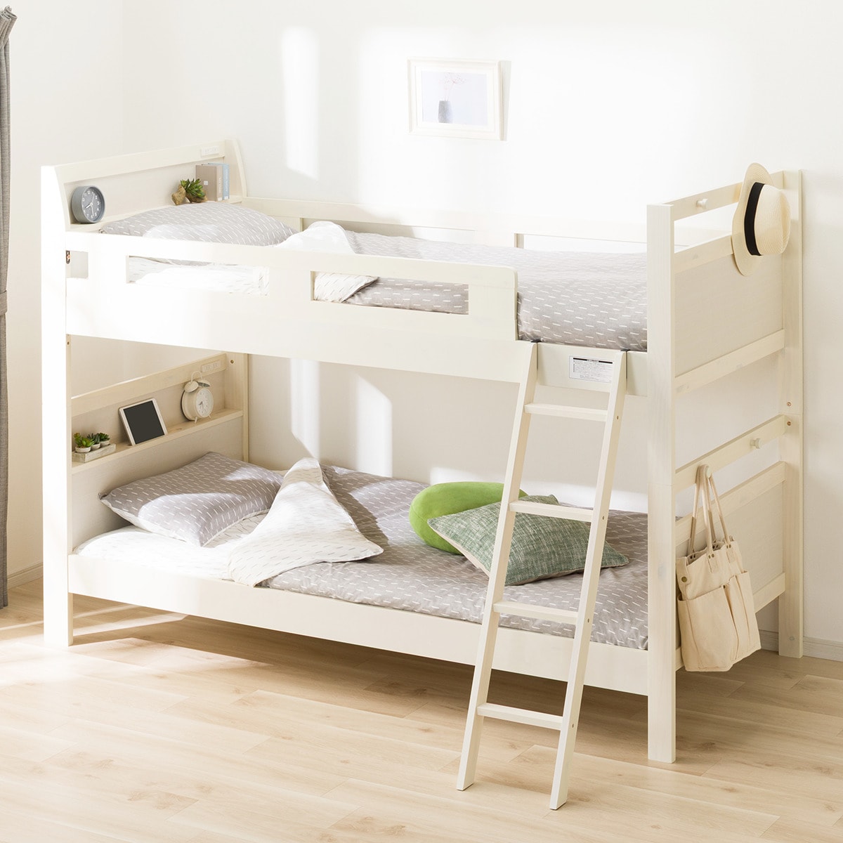 お部屋にあわせやすいシンプルデザインの2段ベッド。通気性に優れたスノコは、お休み中の湿気や熱を逃がしやすくします。セパレートして横に並べたり、別々のお部屋で使用したり生活スタイルが変わっても使い続けられます。小物を置くのに便利な棚と充電に便...