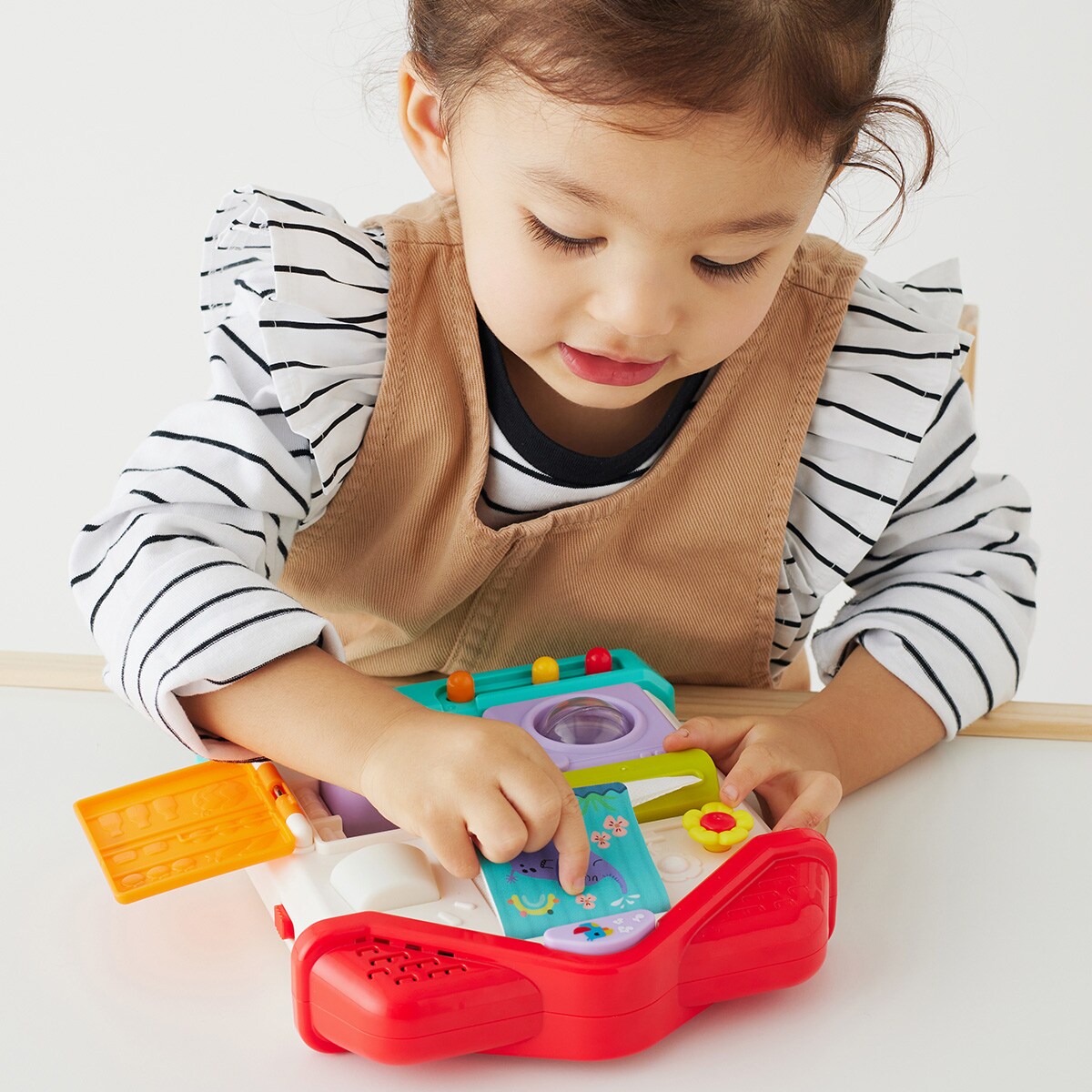 ●洗濯機をくるくる、ライトのスイッチをぽちっ、テッィシュをシュッ！●赤ちゃんが楽しくて仕方なくなるしかけいっぱいのてあそびハウス。●しかけと一緒にたのしいサウンドが鳴ります。【お手入れ方法】●乾いた布や水で濡らし固く絞った布で拭き、完全に乾...