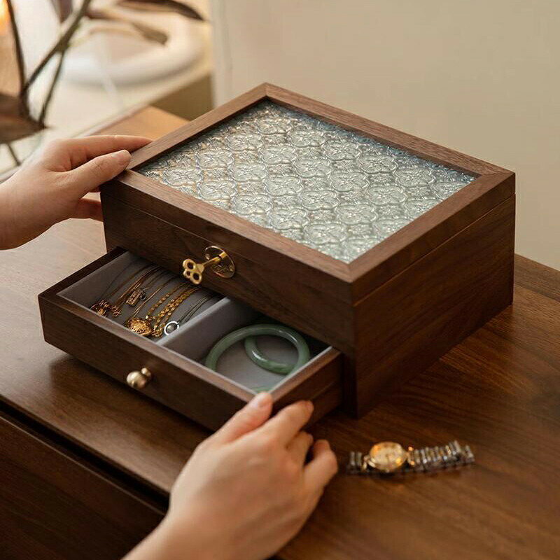 「好き」だけをつめ込んでアクセサリー。それはまさに宝物。眺めるだけでときめいて、身に着ければ一日をごきげんにしてくれる。あなたの「好き」だけを詰め込むおしゃれな窓つきアクセサリーBOX[3段タイプ]をお届けします。銘木のウールナットのジュエ...