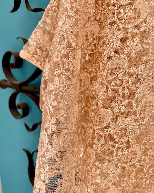 商品情報素材/材質ナイロン/レーヨン/メタル（ラメ）サイズ/寸法1m×30cm注意モニター発色の具合により色合いが異なる場合がございます。立体感と透明感のあるシルバーラメレース　NB20-401S日本製（福井県産） レース　日本製　レース生...