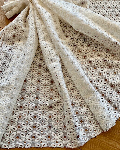 商品情報素材/材質コットン/ポリエステルサイズ/寸法140cm×30cm注意モニター発色の具合により色合いが異なる場合がございます。ちょうちょ柄の洗えるコットンレース【生成り】D/#　NB15-206TC日本製（福井県産） レース　日本製　...