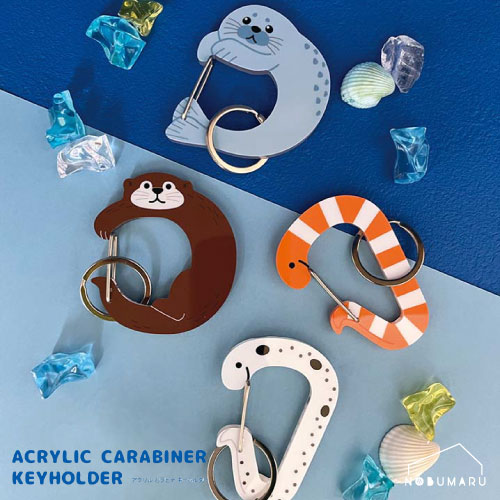 アクリルカラビナキーホルダー 一生懸命つかまるポーズがかわいいアクリル製カラビナキーホルダー アクリル板が透明なので裏側からもプリントが見えます。 カバンに付けていっしょにおでかけ♪ 　 商品情報 【サイズ】※金具含まず 　・カワウソ　約6...