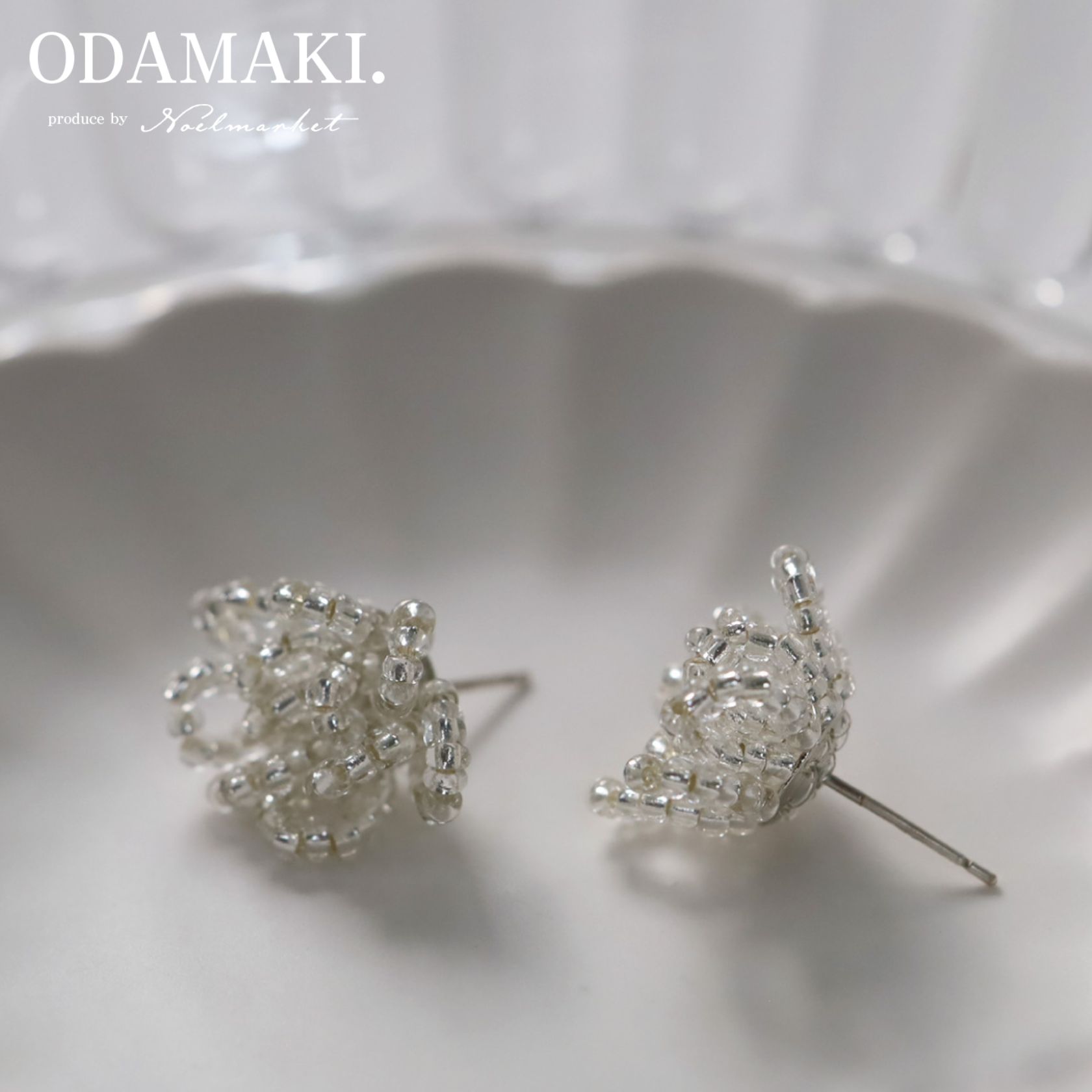 素材 シルバー925製ポスト サイズ パーツの大きさ：約18×18mmスタンドの長さ：約1cmポストの太さ：0.6mm 重さ 片耳1.5g パッケージ内容 両耳（右1、左1） キャッチ シリコンキャッチ付【下記タイプへ変更可能（別途料金）】...